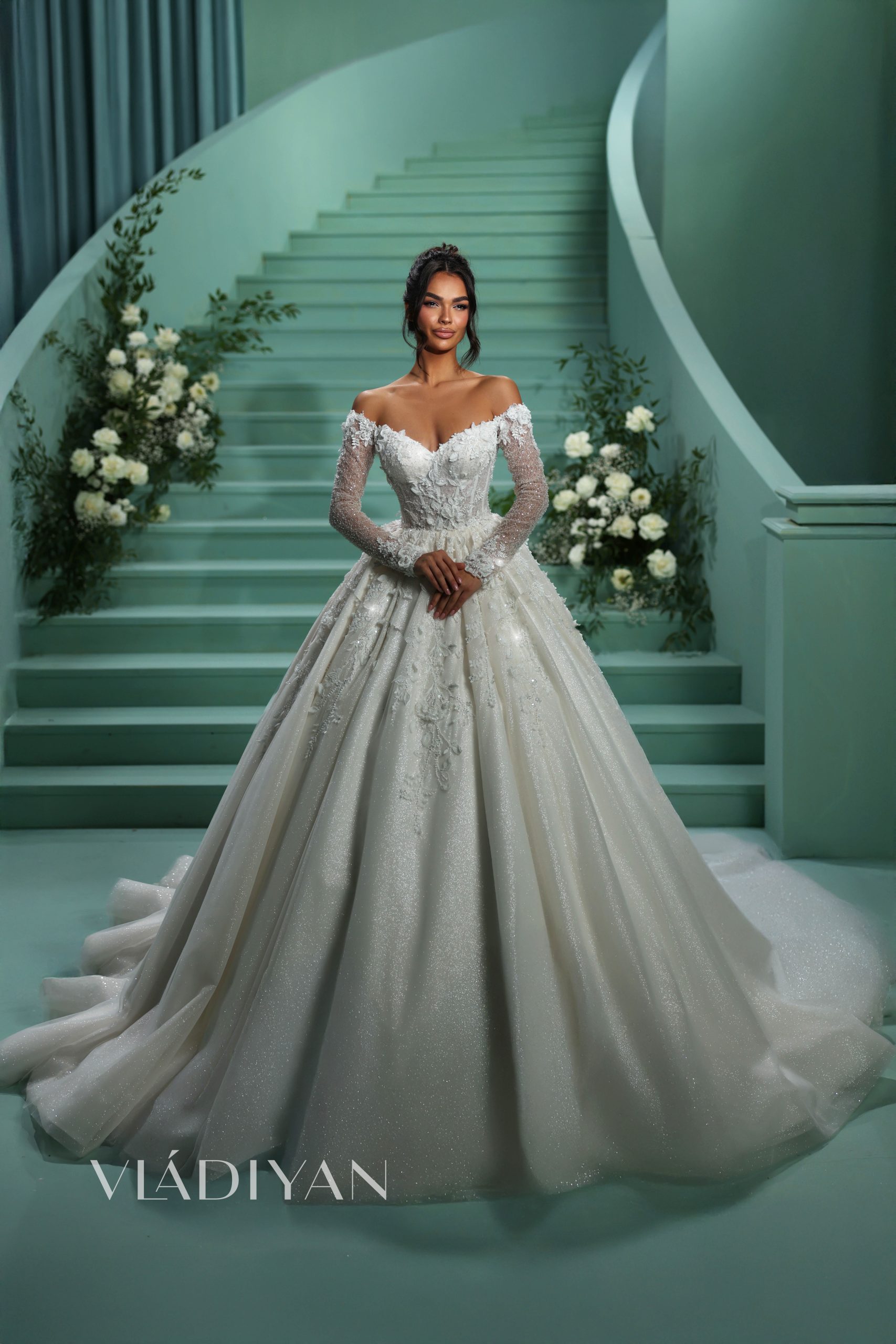 Elegant bröllopsklänning med långa ärmar och spets – FS-2632